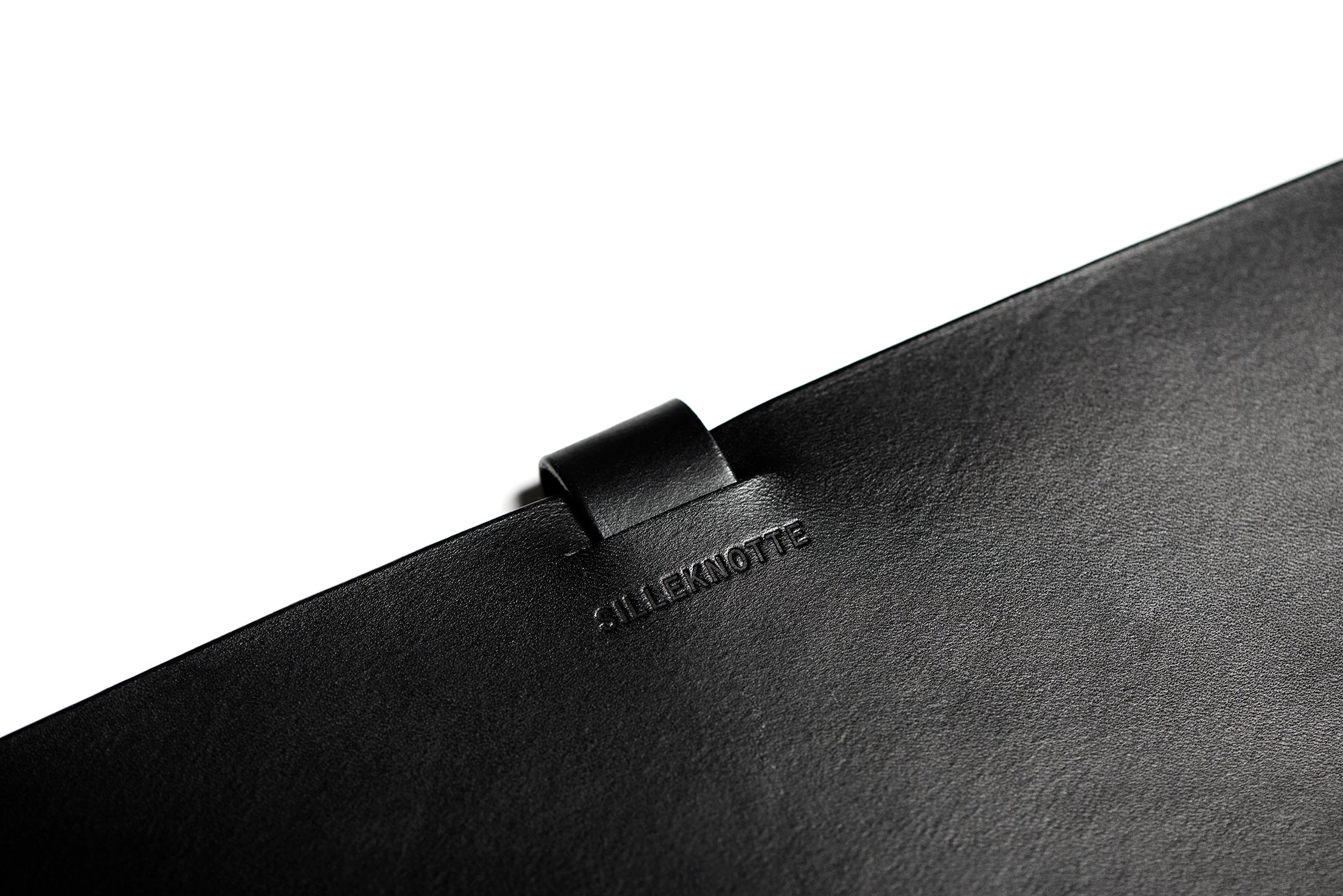 Leather computer sleeve: SIXTEN (black) – silleknotte